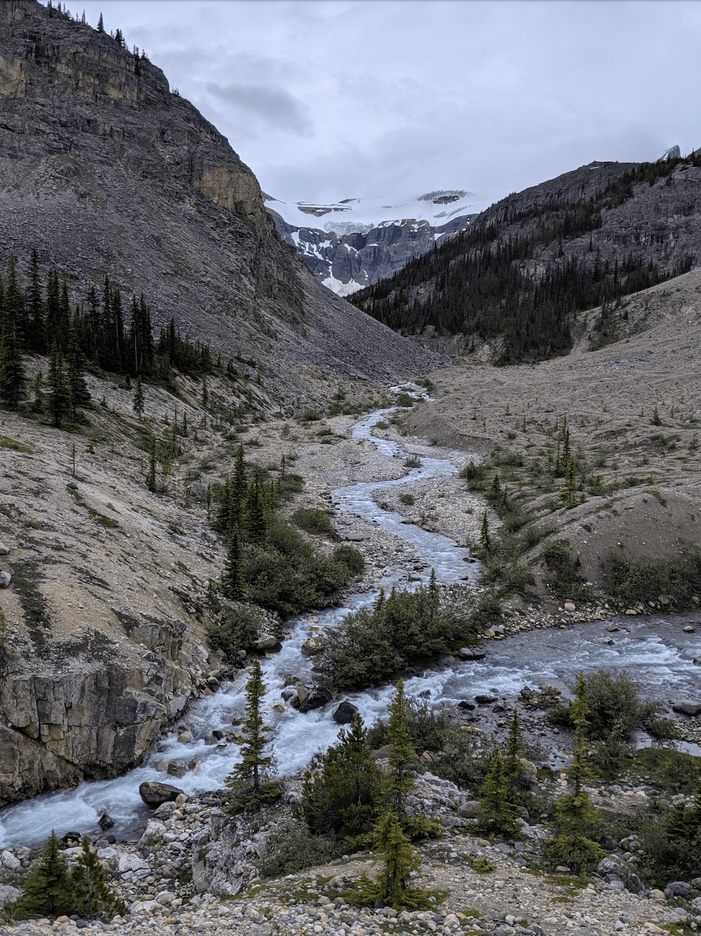 Le sentier des chutes du glacier Bow près de Banff